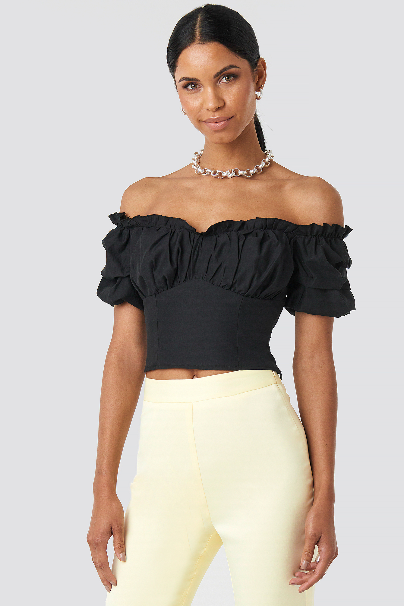 Off Shoulder Ruffle Cup Cropped Blouse Noir Na Kd Fr