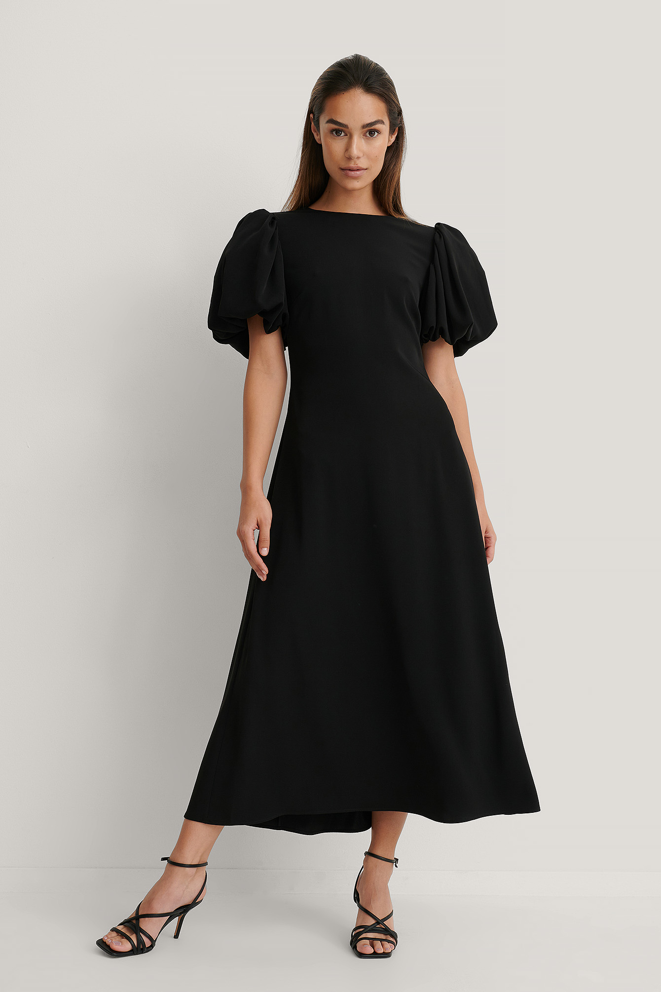 Robe Midi Avec Manches Bouffantes Et Design À Dos Ouvert Noir | na-kd.fr