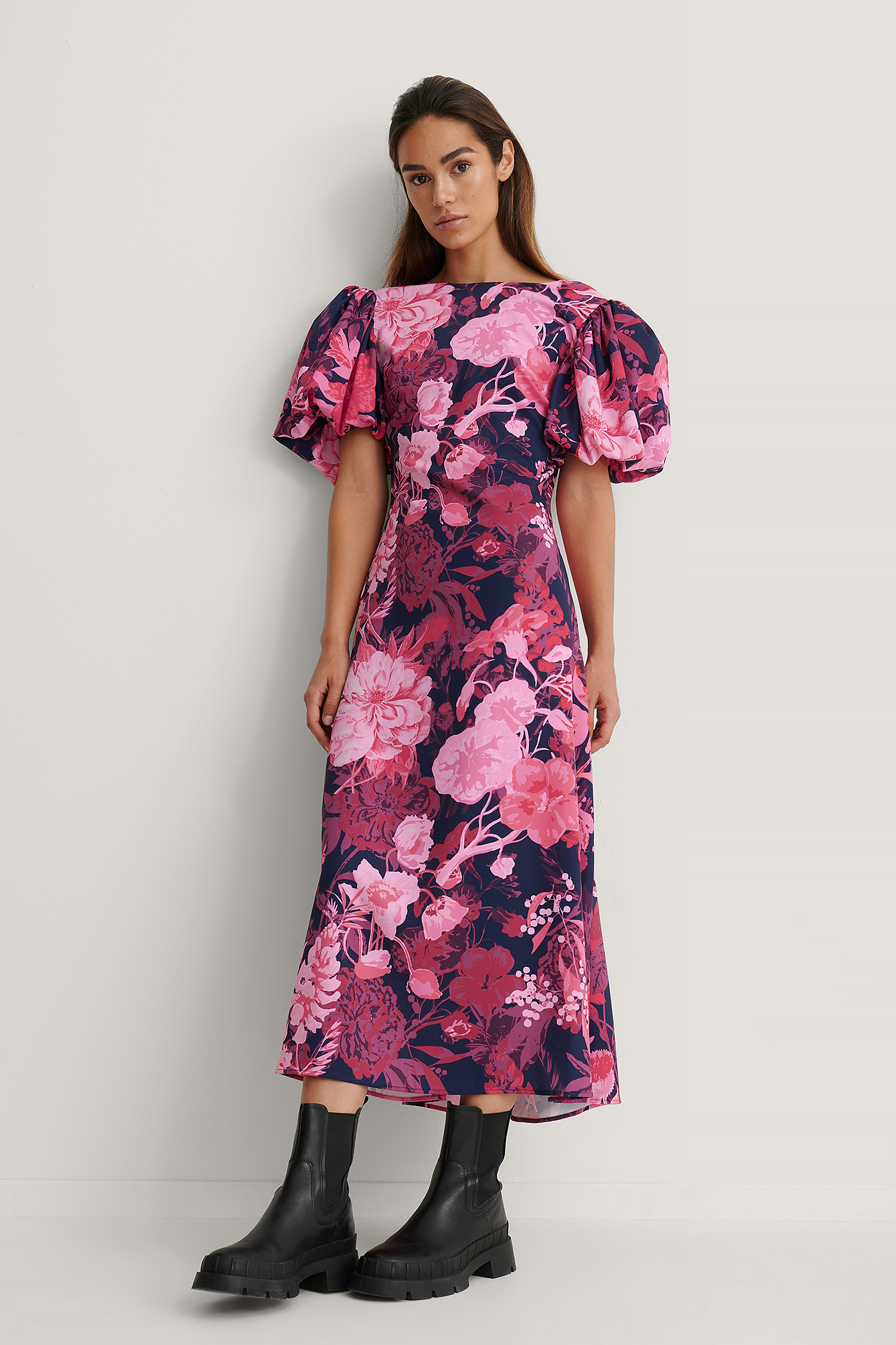 Robe Midi Avec Manches Bouffantes Et Design À Dos Ouvert Rose | na-kd.fr