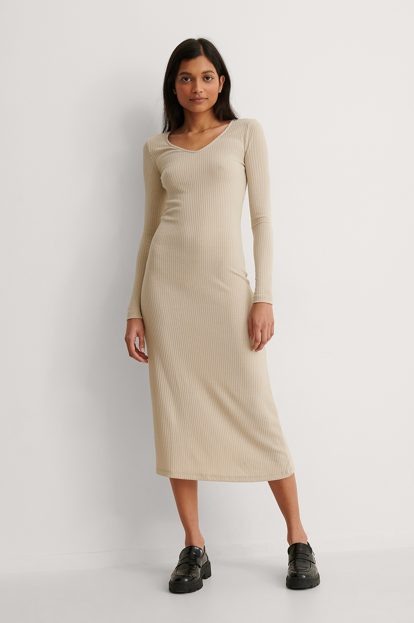 Robe côtelée col en V Beige | na-kd.fr