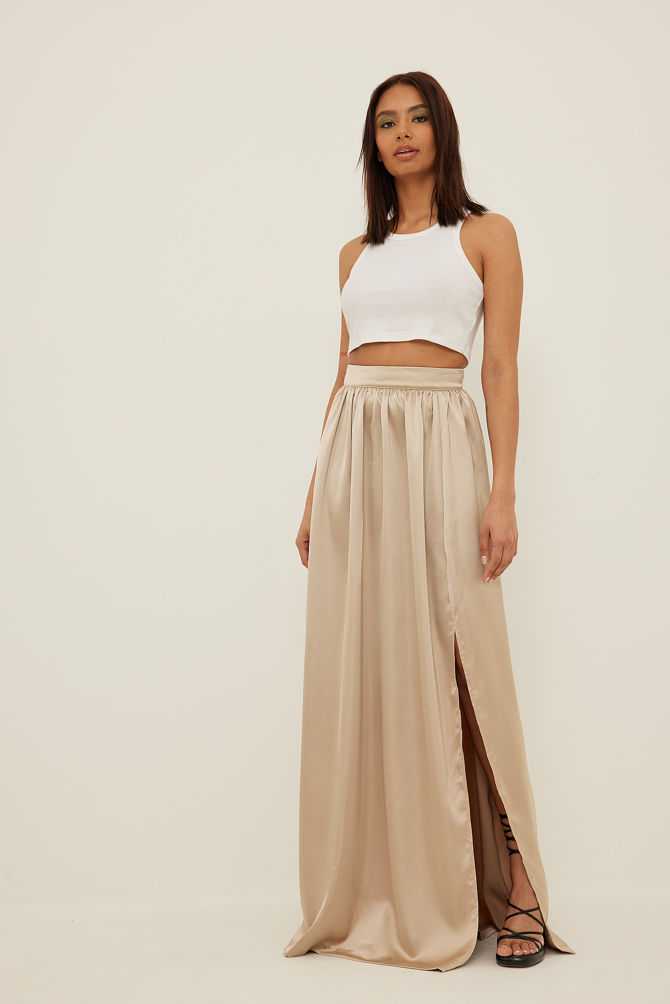 Jupe longue volumineuse en satin recyclée Beige | NA-KD